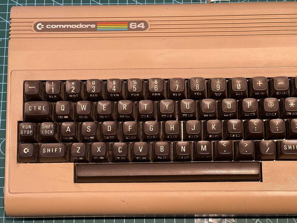 C64 a Fondo – 6502 vs 6510 Parte 5 – I/O Pins del procesador – Blog